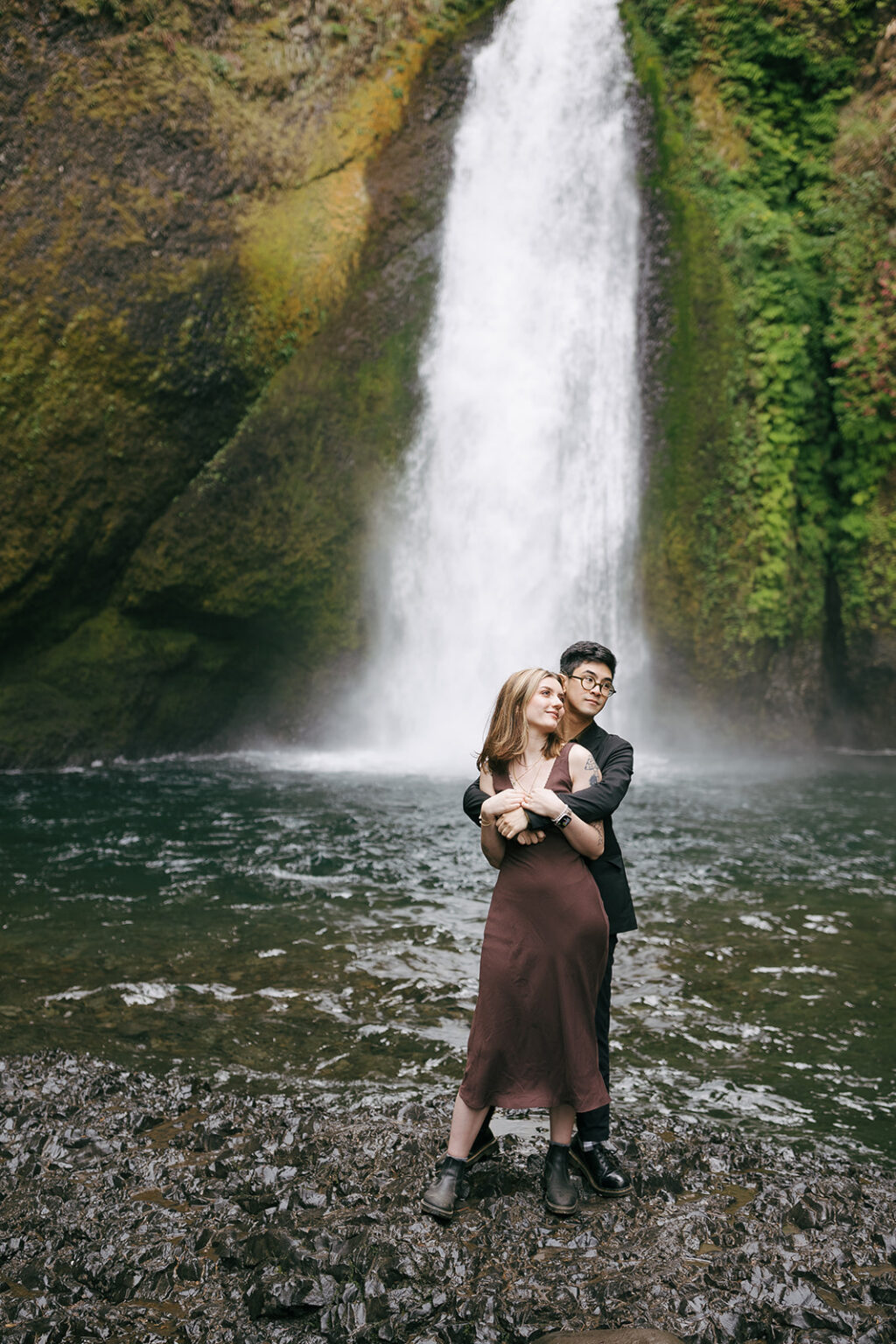 Oregon Waterfall Engagement Photos | Meghan Gibson Photo
